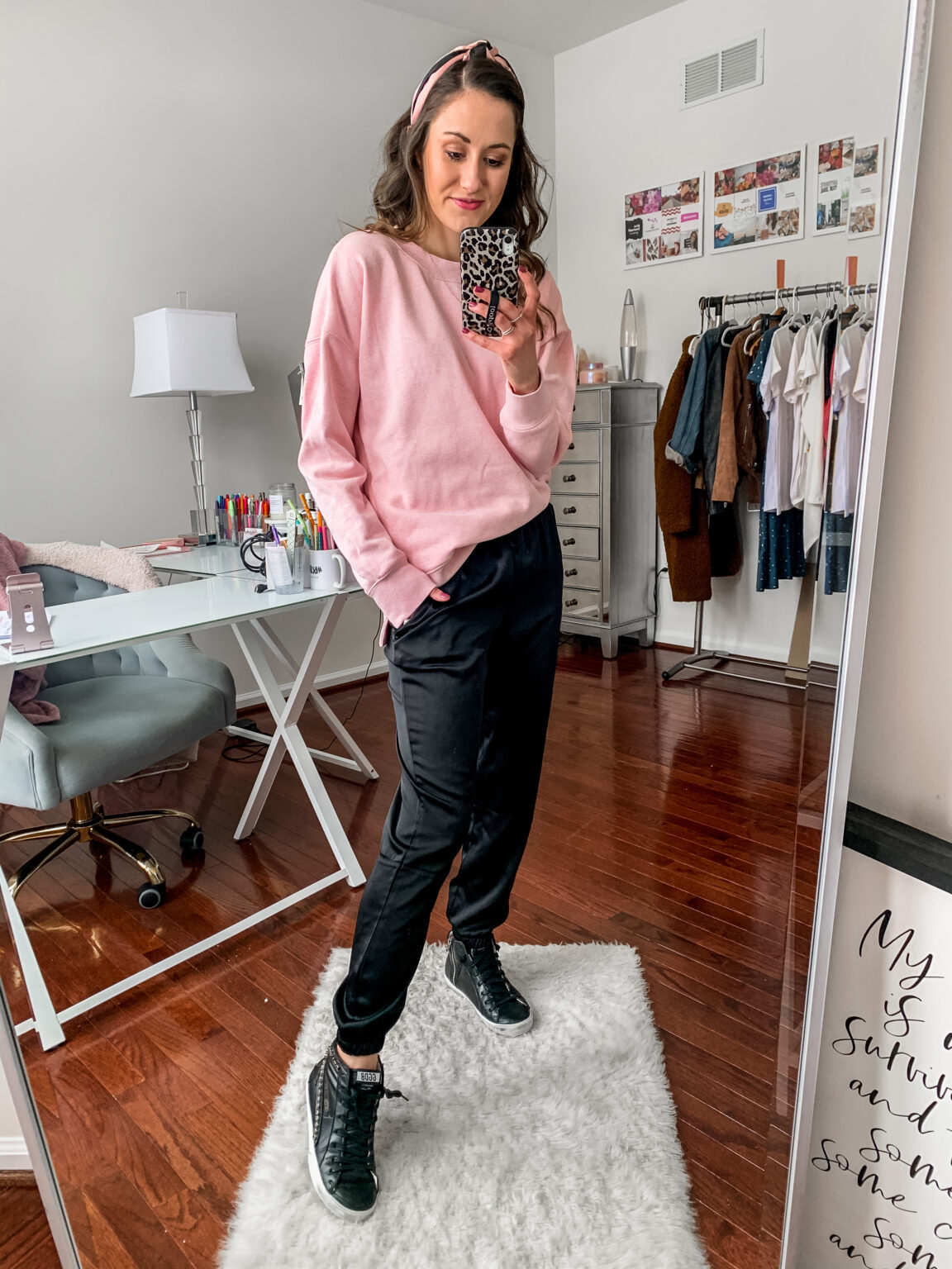 8 CUTE WAYS TO STYLE A SWEATSHIRT - Sweatshirt Outfit Ideas