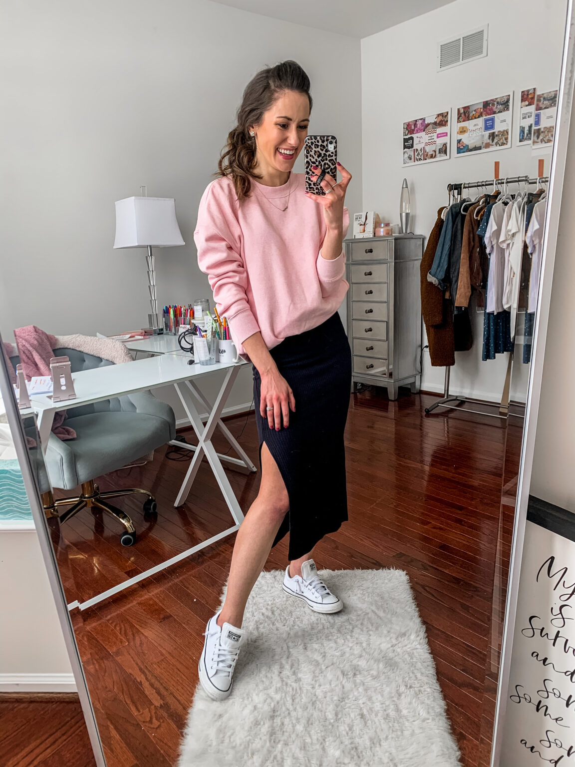 8 CUTE WAYS TO STYLE A SWEATSHIRT - Sweatshirt Outfit Ideas